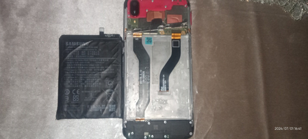 Telefon redmi zapchastga sotiladi