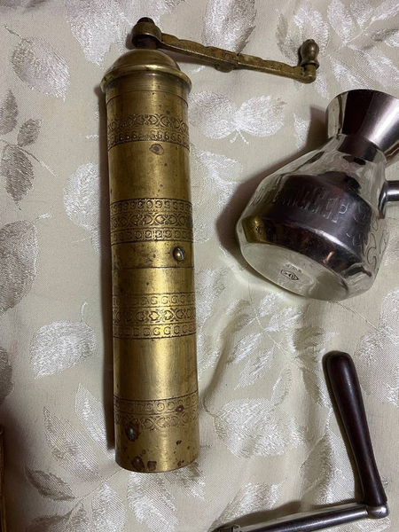 Бронзовая кофемолка