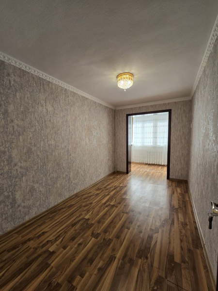 Продается 4 ком. Квартира площадтю 90 кв.м. По ул. Беруни ор. Фреско