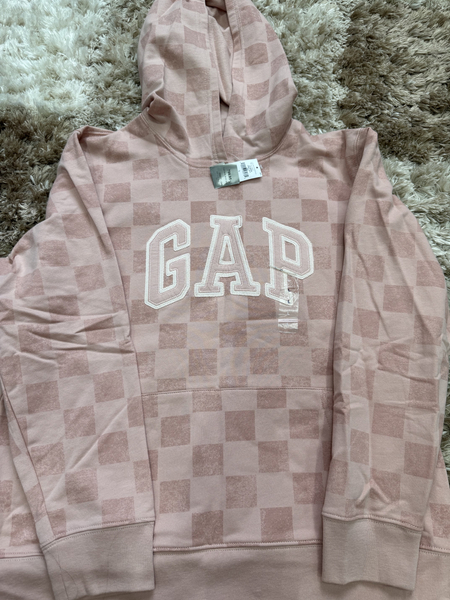 Спортивный комплект от бренда Guess.