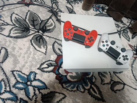 Ps 4 pro sotiladi 2 ta orginal jostiki bn. Ichida uyinlari bor