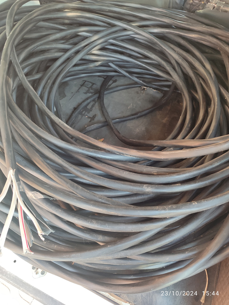 Yuqori voltli tokga mo\\\'ljallangan 250 metrlik mustahkam kabel.