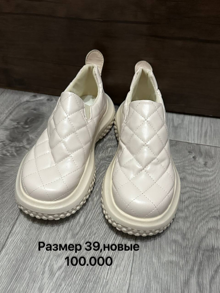 Кроссовки Новые размер 39