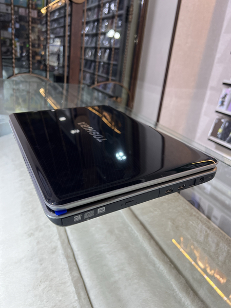 Toshiba Nootbook 700gb 4gb aperativka