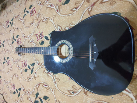 Akustika Gitara sotiladi