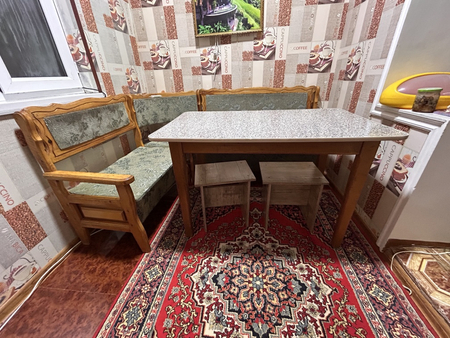 Кухонный уголок со столом и двумя стулями