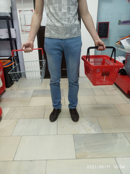в магазине полка.