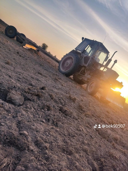 Traktor yurib turibdi