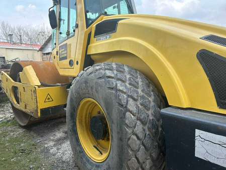 Каток грунтовой BOMAG BW213DE