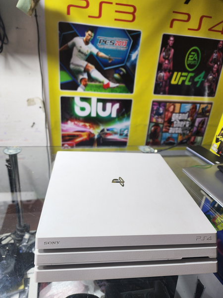 Продается игровой консол Sony Playstation 4 pro