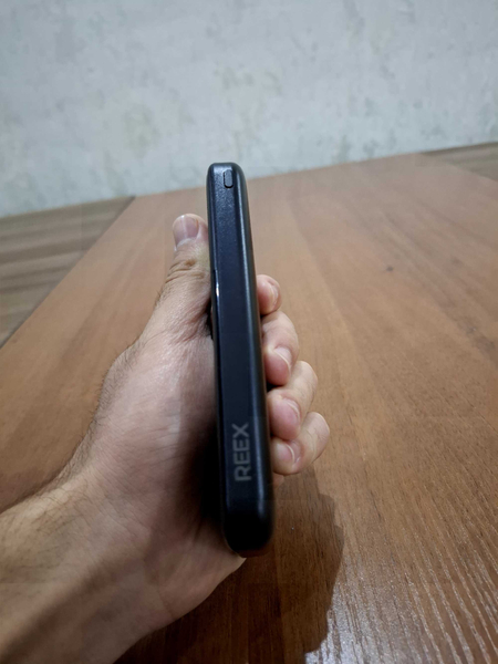 Reex brandiga tegishli 10 000 mAh lik powerbank...