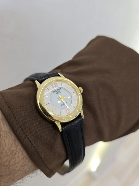 Продам золотые часы Tissot для прекрасных дам