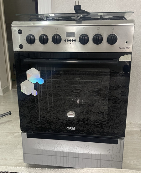 Газовая плита, фирма artel. Пылесос фирма avalon