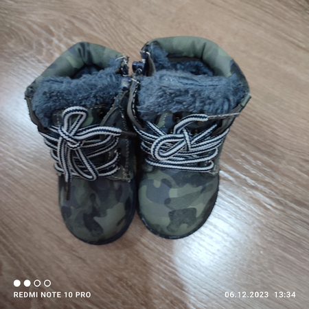 Продам детские ботинки