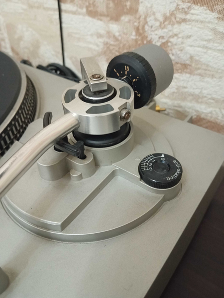 Продам винтажный проигрыватель винила TECHNICS.
