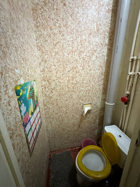8микрарайоне 2х 2этаж срочно Прадаётся Новая планировка вдоль дороги