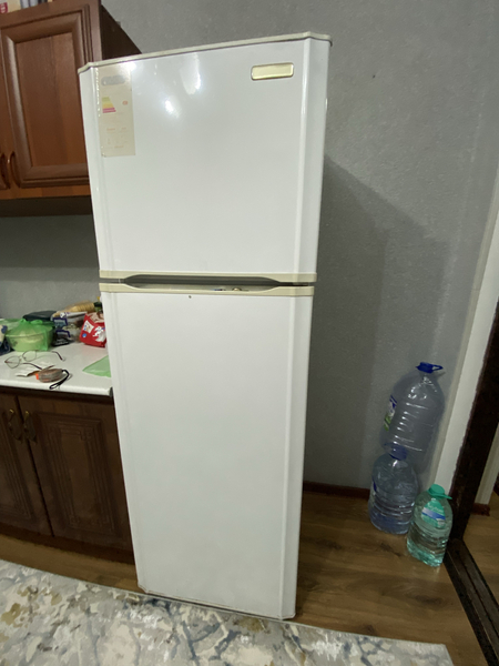 Продам холодильник Sino 172см