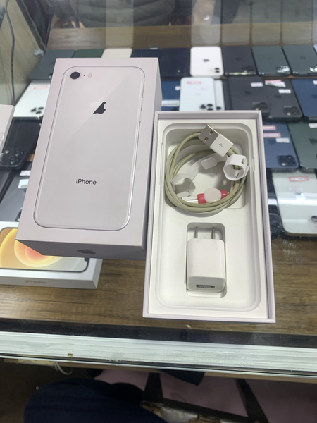 Apple 8 xolati ideal alishmaga usta kormaga aparat