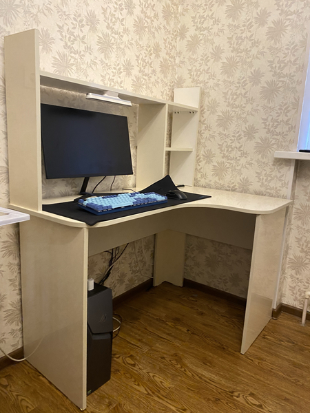 Кровать и письменный стол