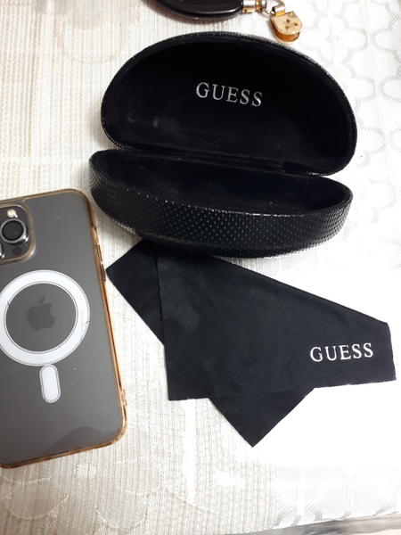 Футляр для хранения солнцезащитных очков Guess.