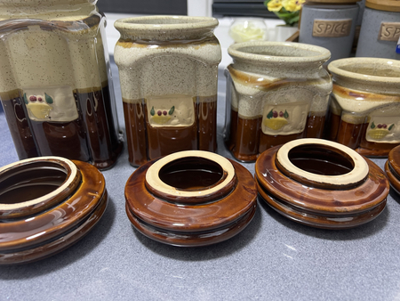 Кухенный набор для сыпучих продуктов из керамики .Куплено за границей.