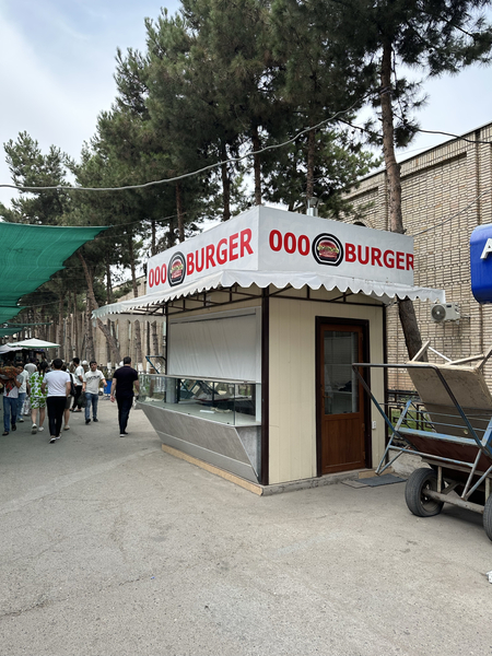 Budka sotiladi. Fast food yoki kiyim dokon qilsa ham boladi