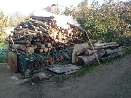 Утин продается дрова.