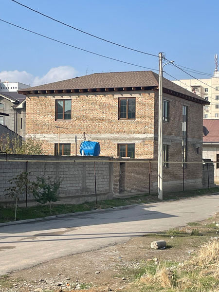 Дом коробка 3 уровня, участок 5 соток, массив Строитель, Сергели.