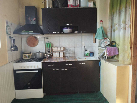 Uy sotiladi. Hamma sharoitlarga ega. Oluvchilar bo‘lsa yana kelishamiz
