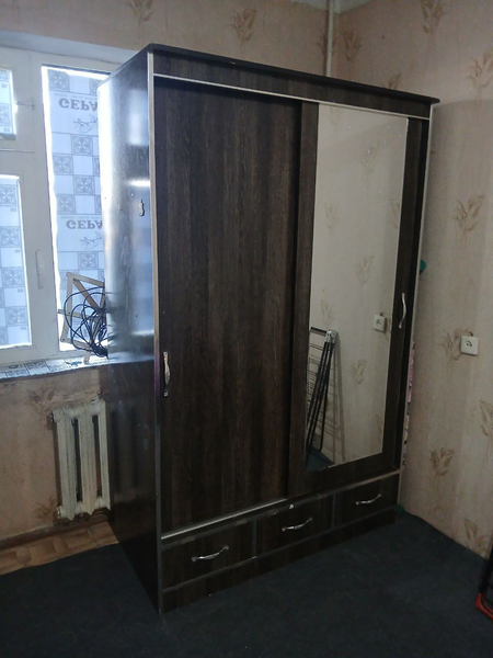 Shkaf sotiladi holati yaxshi yangiday turibdi