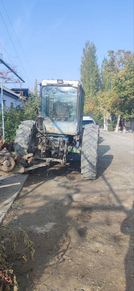 Traktor sotiladi T100