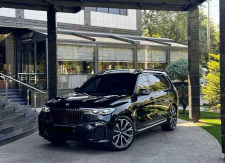 BMW X7 50i  4.4L