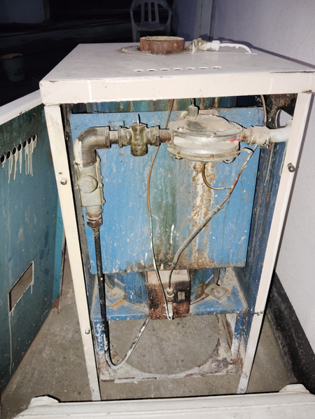 Продам напольный газовый кател в хорошем состояние