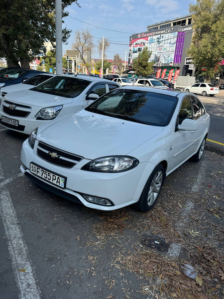 Lasetti Gentra sotiladi 2015 avtomat