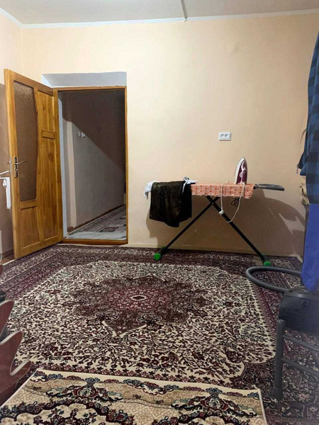 Vokzal hududida hovli zudlik bilan sotiladi!