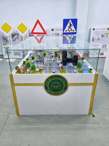 Maket yo'l harakat xavfsizligi bo'yicha turli hil yasab beramiz