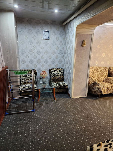 ~(ТРЦ Парус) Чиланзар-8, 2в 3/1/4, кирпич, 2х6 балкон, не торец~