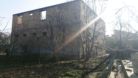Hovli uy sotiladi