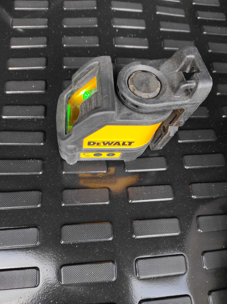 Продам Лазер DeWALT DW088CG б/у . Оригинал 100%. Покупался в европе.
