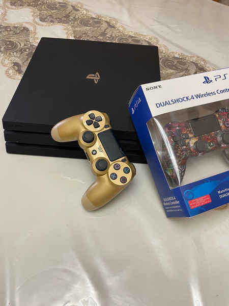 Play Station 4 Pro 4 K. 2 новых джостика и 15+ игр, идеал состояние