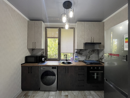 Продам квартиру ! 2 комн/1/5 у метро ( 47 квм) Авиасозлар