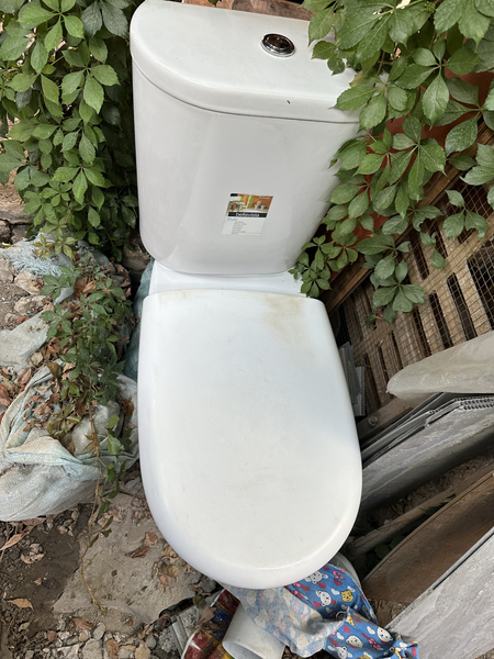 Продам унитаз с бочком срочно!
