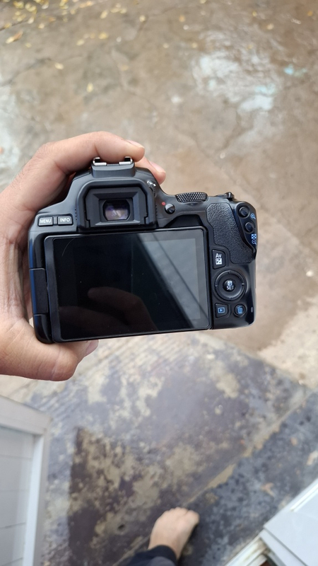 Canon 250D sotiladi