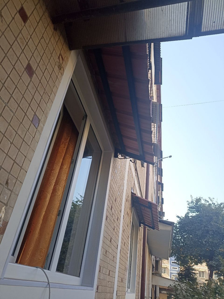 Установка козырьков и навесов.