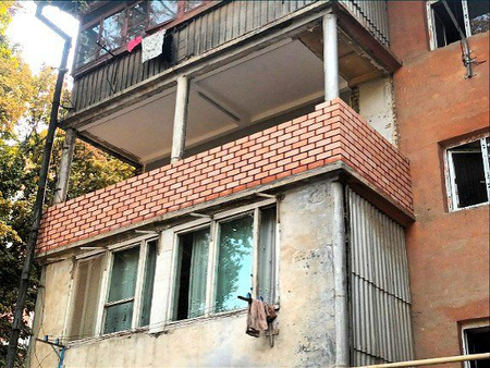 Balkonga gʻisht teramiz, kazirok, reshotka qoʻyamiz !