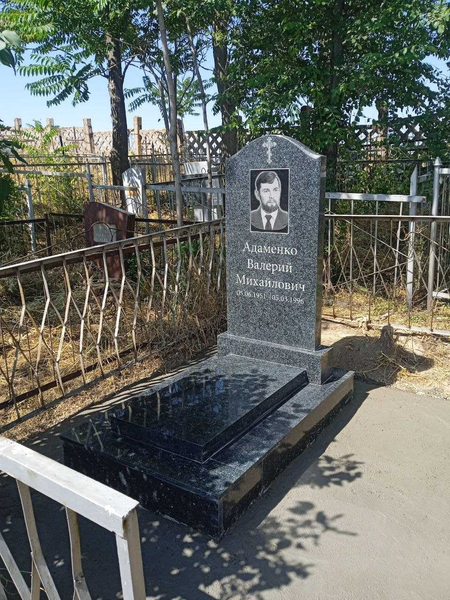 Памятник гранитный