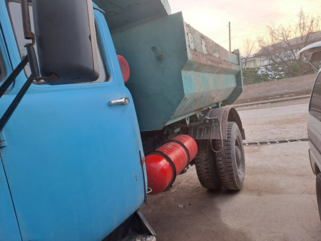 Zil 130 sotiladi.