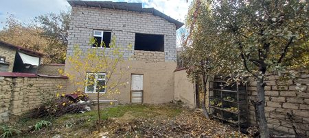 Surochni uy sotiladi zalina bozorchasi 300 met ichkarida kelishamiz