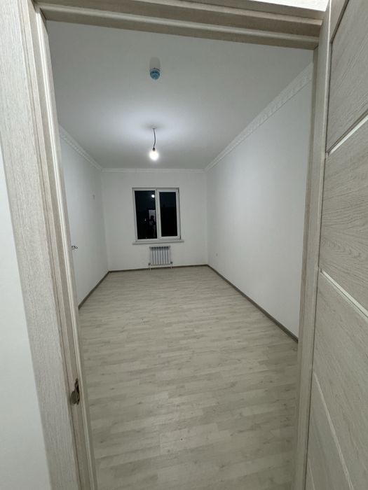 Yangihayot tuman Xushnud mahallasida 3 xonali yangi kvartira sotiladi.