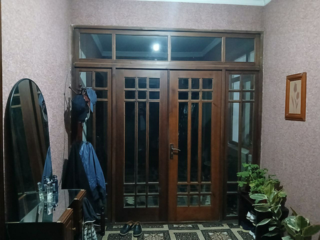 Ёгоч эшик сотилади